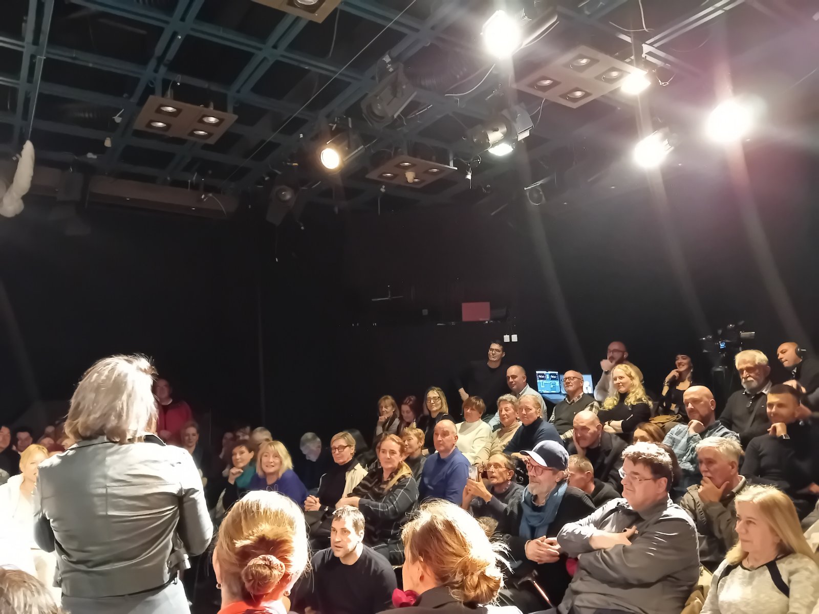 Ana Lalić pročitala na tribini pretnje smrću koje su joj upućene (VIDEO ...