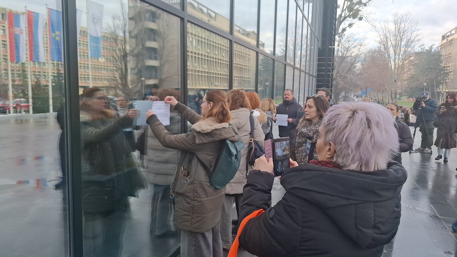 Protest ispred zgrade Rektorata: Umrlica za Univerzitet koji je ...