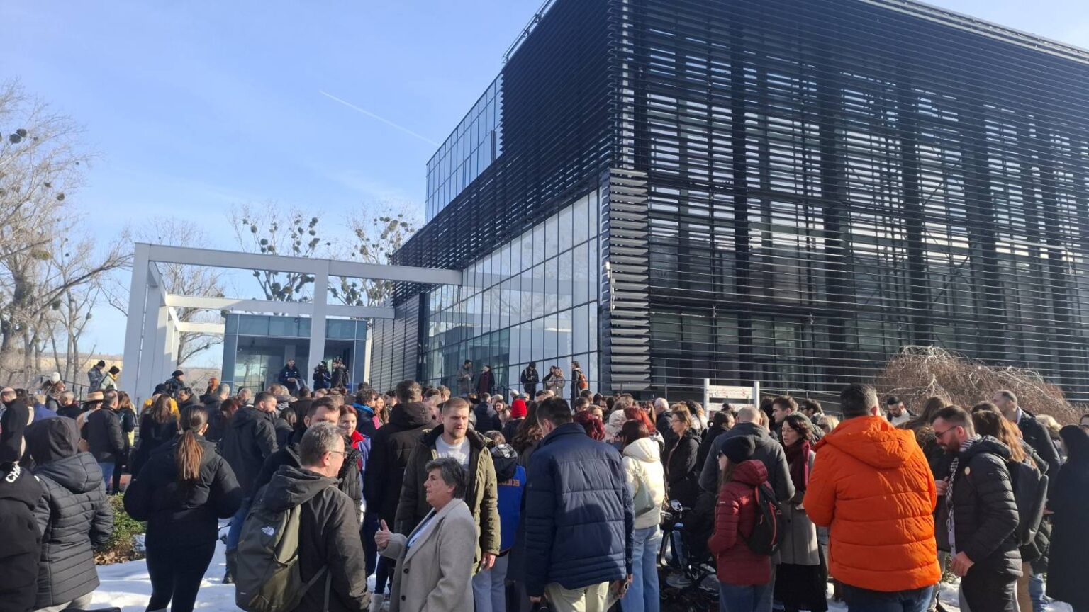 (FOTO, VIDEO) Skup podrške profesorici Jeleni Kleut ispred Rektorata ...